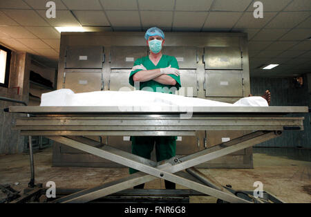 A pathologist stands over a corpse in a mortuary Stock Photo - Alamy