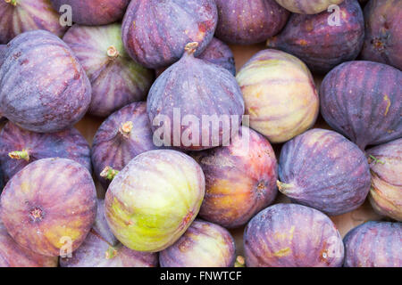 Figs for sale in a box Stock Photo - Alamy
