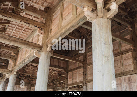 dougong, a system of brackets inserted between the top of a column and ...