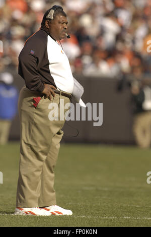 Cleveland Browns football coach Romeo Crennel watches players run ...