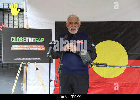 Aboriginal Gadigal elder Uncle Allen Madden gives the ‘Welcome to ...