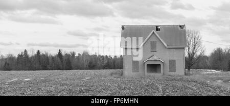 Decrepit barn in a farmers field Stock Photo - Alamy