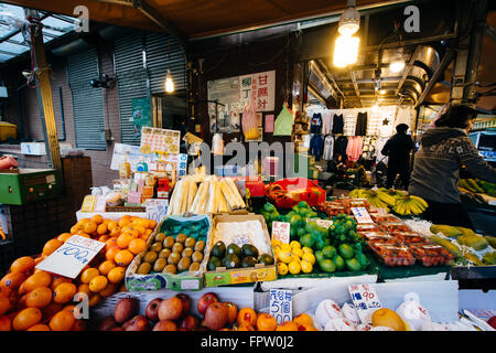 Food market near Dongmen, in Taipei, Taiwan Stock Photo - Alamy