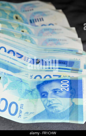 New Israeli banknotes of two hundred shekels, yellow background Stock ...