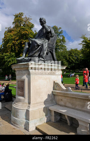 Statue of Edward Jenner, Kensington Gardens, London Stock Photo - Alamy