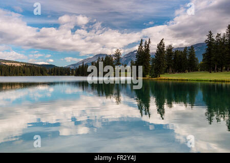 Lac Beauvert, Lac Beaufort, Beauvert Lake, Jasper National Park Stock ...