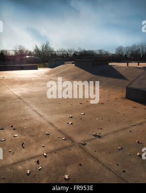 Empty skateboard park Stock Photo - Alamy