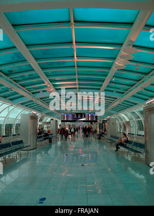 Sala de embarque do novo terminal de passageiros do Aeroporto Santos ...