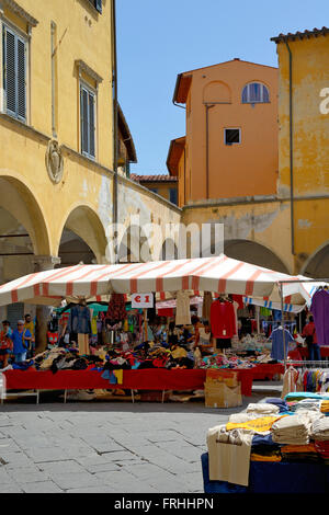Colourful market stalls, Piazza delle Vettovaglie, Pisa, Toscana ...