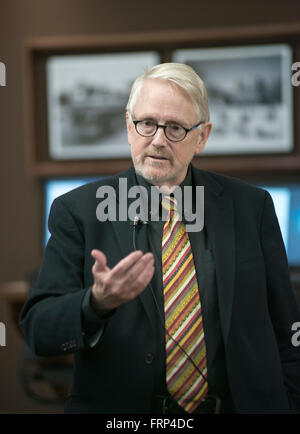 Bo Burlingham editor-at large of INC. Magazine talks with students at ...