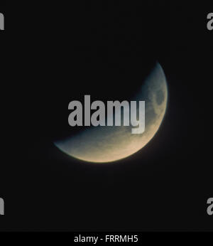 The moon blocks the sun during the total solar eclipse of 2017 near ...