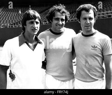Johan Cruyff, of New York Cosmos, is surrounded by media attention ...