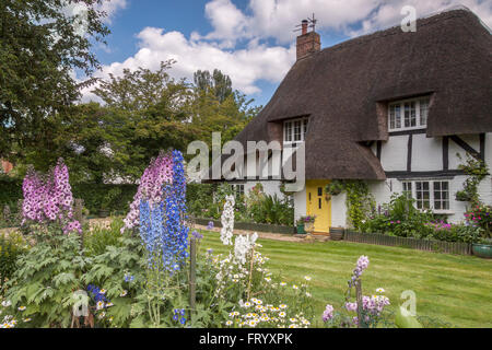 Thatched Cottage at Longparish village Hampshire England Stock Photo ...