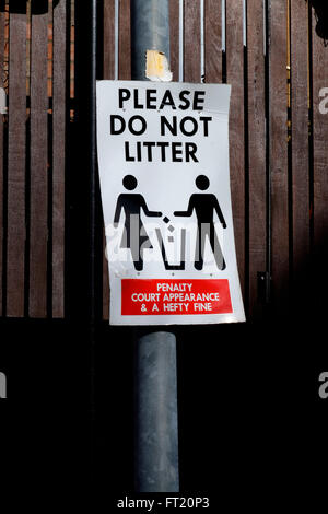 Sign with fines for litter Stock Photo: 49882834 - Alamy