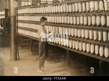 Child Working in cotton mill in 1908 Stock Photo: 30776265 - Alamy