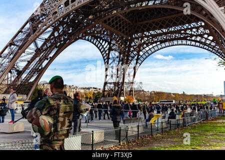 French army solider guarding the Eiffel Tower in Paris, France Stock ...
