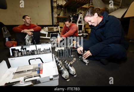 Aviation ordnancemen from Fighter Squadron 21 (VF-21) use a linkless ...