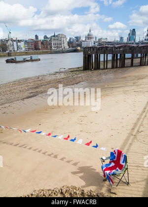 View of the Bankside beach in London, UK Stock Photo - Alamy