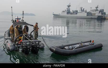 Unmanned Underwater Vehicle (UUV) operations 130605 Stock Photo - Alamy