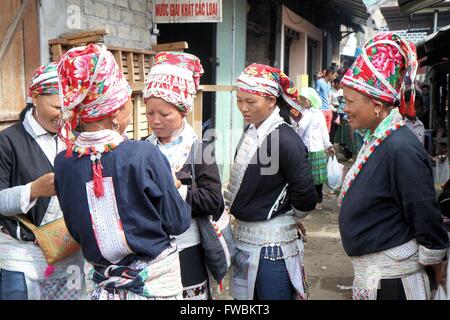 Muong people (ethnic minority) in Sapa market, Northern Vietnam Stock ...