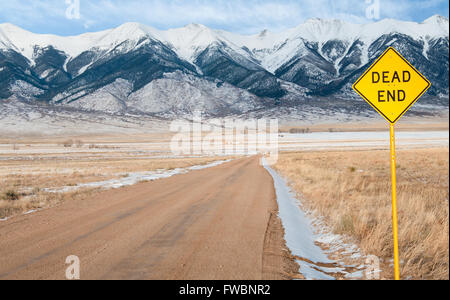 Dead end dirt road with sign near Interstate 40 (I-40) US highway in ...