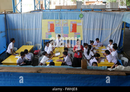 Muntinlupa City, Philippines. 13th June, 2016. Students attend classes ...