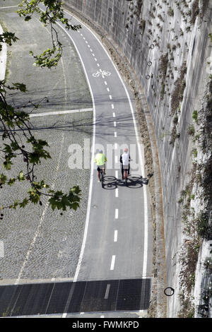 Cyclists riding along cycle lane on brighton seafront Stock Photo - Alamy