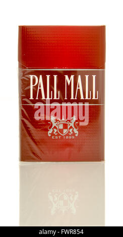 A pack of Pall Mall cigarettes Stock Photo - Alamy
