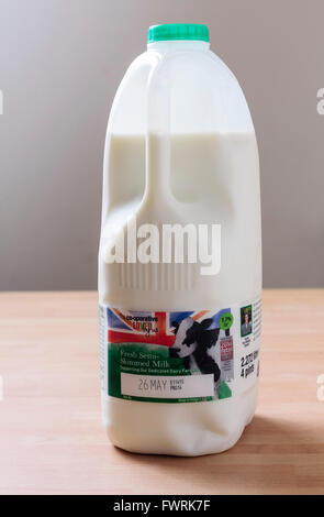 Pint of Semi Skimmed Milk Stock Photo - Alamy