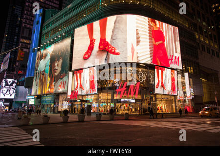 H&M Times Square, New York, NY Stock Photo - Alamy