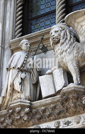 Doge and winged lion sculpture on facade of Doge's Palace in Venice ...