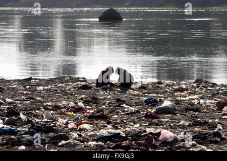 Lahore, Pakistan. 13th Apr, 2016. Pakistani girls fetch clean drinking ...
