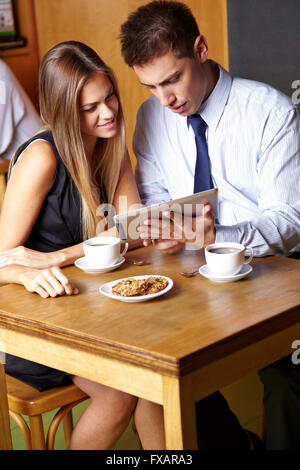 A man working on his computer at a café Stock Photo - Alamy