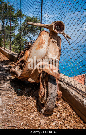 Vintage Vespa scooter. Rusty motorcycle Stock Photo - Alamy