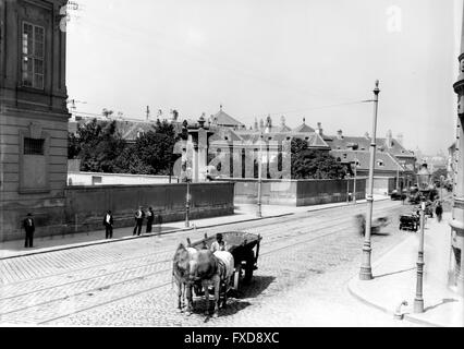 Vienna 3, Rennweg 10 and 8, angled-view towards the gate of corner ...