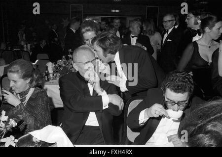 Der deutsche Schauspieler Gert Fröbe mit Ehefrau Karin Pistorius beim ...