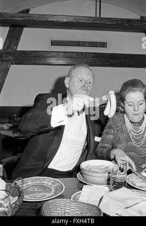 Der deutsche Schauspieler Gert Fröbe mit Ehefrau Karin Pistorius beim ...
