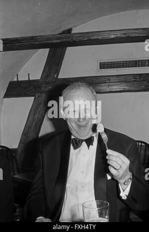 Der deutsche Schauspieler Gert Fröbe mit Ehefrau Karin Pistorius beim ...