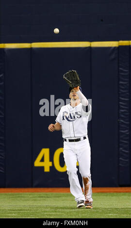 Chicago White Sox left fielder Sam Antonacci attempts to catch a two ...