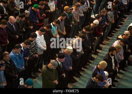 Muslims praying in the Cathedral Moscow Mosque, Russia Stock Photo - Alamy