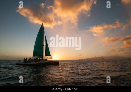 MaiTai Catamaran, day sailing for tourists off Waikiki Beach and ...
