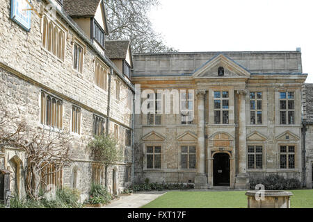 Quadrangle at St Edmund Hall college (Oxford university, England ...