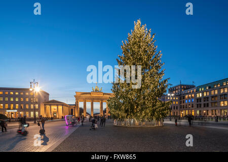 Illuminated Christmas tree and Brandenburg Gate on square Pariser Platz ...