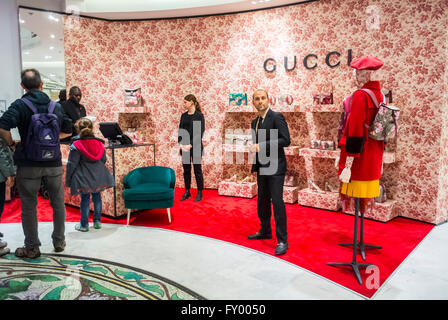 Gucci store in Paris, France Stock Photo: 56178928 - Alamy