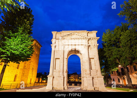 The Arch of Gavi in Verona illuminated at night Stock Photo - Alamy