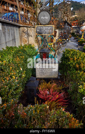 Grave of Nobel Prize winner Erwin Schrodinger at St. Oswald's church ...