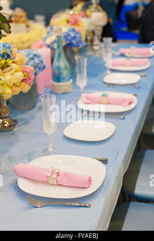 Table set for wedding or another catered event dinner Stock Photo - Alamy