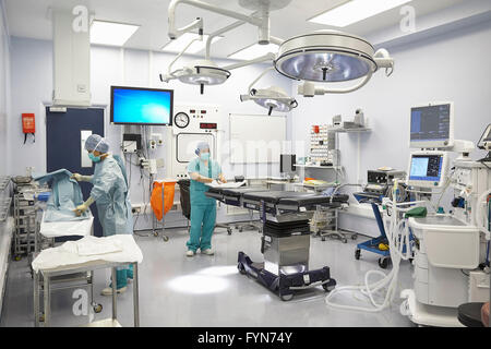 An empty operating theatre in an NHS hospital Stock Photo - Alamy