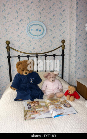 Teddy bears reading (1 Stock Photo - Alamy