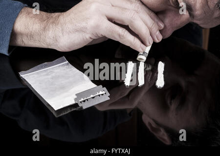 man just about to snort cocaine Stock Photo - Alamy